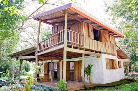 บ้านไม้กึ่งปูนสองชั้น รูปทรงแปลกตา แต่ตกแต่งสวยน่าอยู่ บ้าน แบบบ้าน