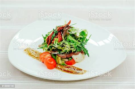 터키 실 햇볕에 말린 토마토와 화이트 식탁보에 흰색 접시에 부드러운 절묘 한 샐러드 0명에 대한 스톡 사진 및 기타 이미지