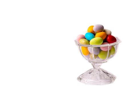 복사 공간이있는 흰색의 세련된 크리스탈 사탕 그릇에 다채로운 아몬드 사탕 설탕 축제 개념 0명에 대한 스톡 사진 및 기타 이미지 Istock