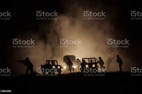 전쟁 개념입니다 전쟁 안개 하늘에 현장 싸움 군 실루엣 배경 밤에 구름 스카이 라인 아래 세계 대전 군인 실루엣 공격 장면입니다 군인과 육군 지프 차량입니다 4x4 자동차에