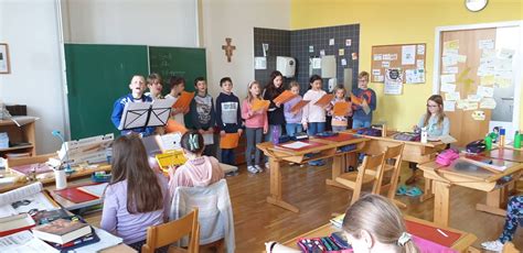 Kunst Und Gestaltung In Der Klasse Volksschule Der Franziskanerinnen In V Cklabruck