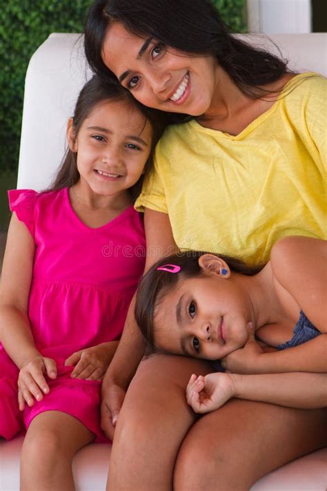 Madre Joven Y Sus Dos Hijas Foto De Archivo Imagen De Descendiente