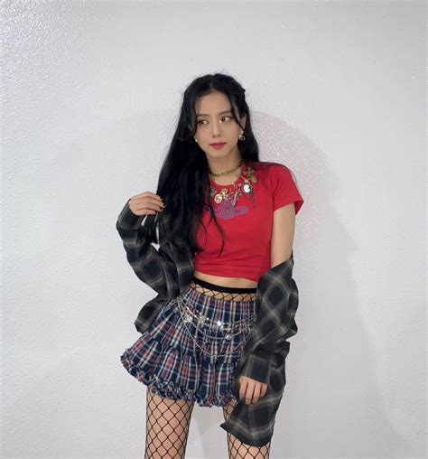 9 Potret Visual Jisoo Blackpink Saat Pakai Busana Merah