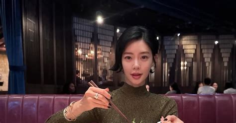 클라라 밀착 원피스에도 완벽한 볼륨감…홍콩 고급 레스토랑서 몸매 과시