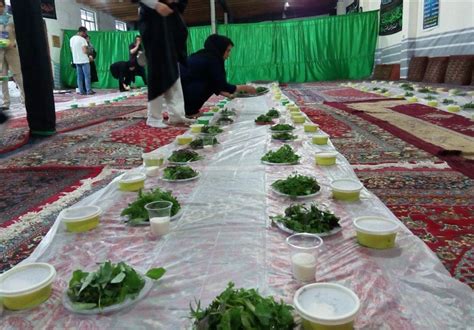 سفره افطاری ساده مردمی در منطقه کم برخوردار رشت تصاویر تسنیم