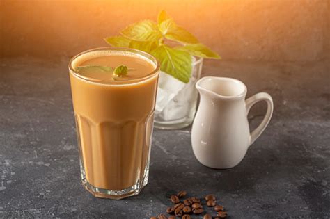 민트와 우유를 곁들인 아이스 커피 아이스 큐브가 있는 큰 커피 칵테일과 유리 법률 키의 어두운 배경에 시원한 다과 여름 음료 텍스트공간을 복사합니다 각얼음에 대한 스톡 사진