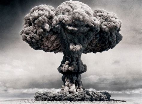 我国原子弹首次试爆成功，周总理看到照片后，下令将地面部分裁掉中国