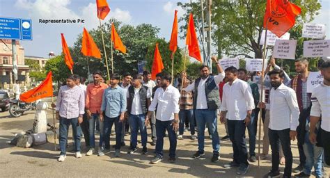 राजस्थान यूनिवर्सिटी में कुलपति सचिवालय पर ताला लगाकर प्रदर्शन कर रहे