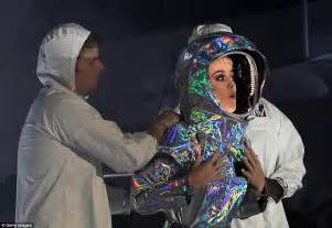 Vmas 2017 Katy Perry Dons Strapless Gown At Mtv Party Daily Mail Online