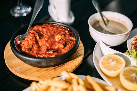 바투 미 아자리야 공화국 조지아 조지 왕조 국가 요리 요리 Satsivi 또는 호두 소스와 끓인된 홍합 0명에 대한 스톡 사진