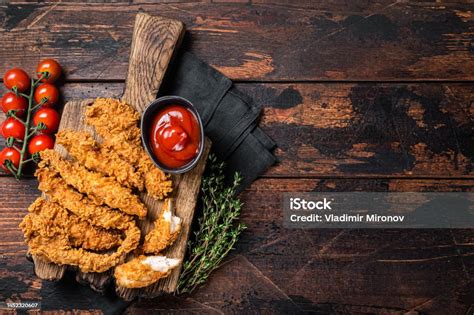 바삭한 튀김 빵가루 입힌 치킨 스트립 접시에 토마토 케첩을 곁들인 가슴살 필레 고기 나무 백그런드 평면도 복사 공간 가금류에