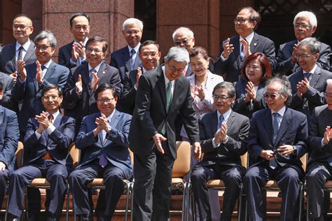 總辭完後卸重擔 陳建仁滿面笑容向閣員一鞠躬 Ettoday政治新聞 Ettoday新聞雲