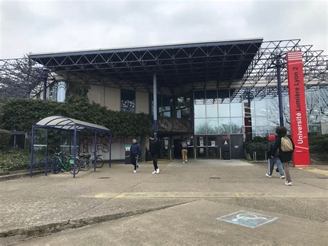 Un Professeur De Cinéma Accusé De Harcèlement Sexuel De Retour à L