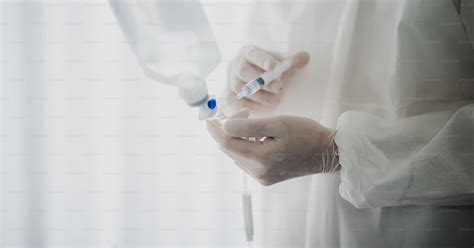 의학 건강 질병 치료 개념 병실의 식염수 백에 의사 주입 액체 약물 점적 치료 정맥 주입 클리닉 건강 관리 의료 개념 사진 Unsplash의 병원 병동 이미지