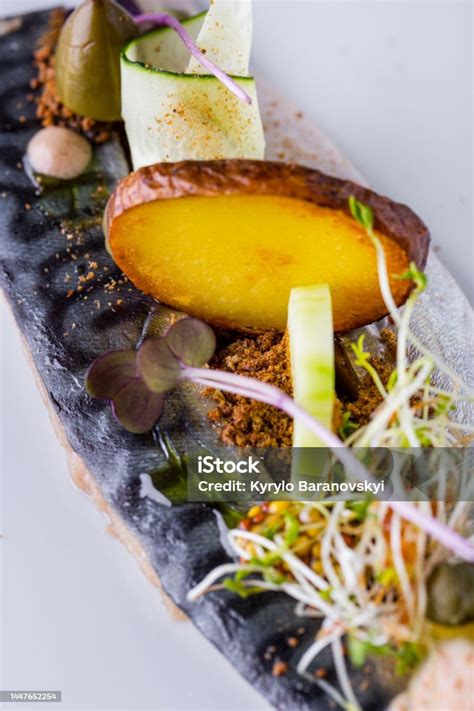 밝은 배경에 흰색 둥근 접시에 어린 싹 감자 오이 코키니를 곁들인 튀긴 고등어 수직 방향 건강한 생활방식에 대한 스톡 사진 및 기타 이미지 Istock