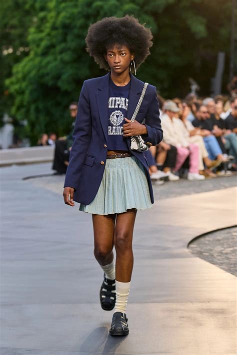 Cómo Llevar Minifaldas Tableadas Con Zapatos En Tendencia Para Verano