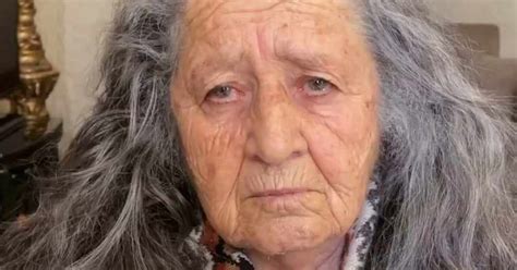 Moins 20 Ans Une Grand Mère De 80 Ans éclate En Larmes De Joie