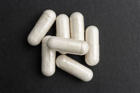 어두운 배경 의학 및 의료 개념 상위 뷰에서 치료를 위한 흰색 의료 캡슐 또는 알약 0명에 대한 스톡 사진 및 기타 이미지