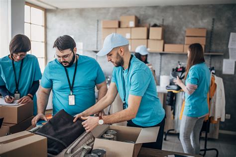 자선 푸드 뱅크에 기부 상자를 포장하는 다양한 자원 봉사자 Giving Tuesday에 대한 스톡 사진 및 기타 이미지 Giving Tuesday 고무장화 공동체