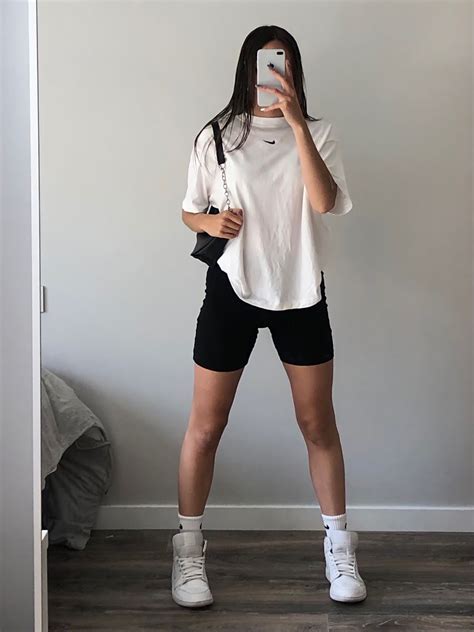 Outfit Blanco Y Negro Para Verano Deportivas Mujer Casual Outfits