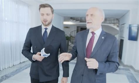 Kuriozalne zachowanie Macierewicza naprawdę powiedział TO do