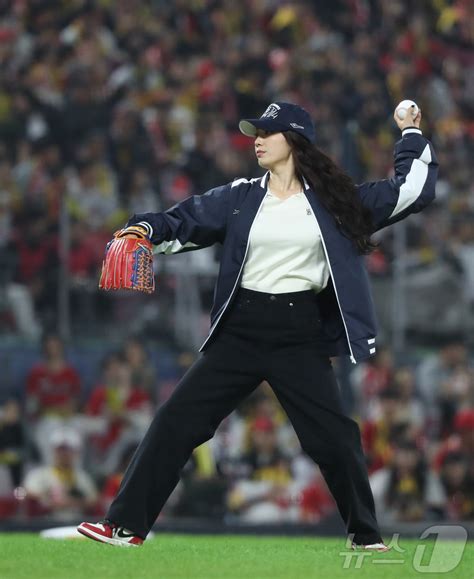 악마 판사의 시구 왼손 투구하는 배우 박신헤 뉴스1