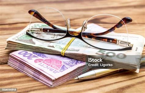 테이블에 안경과 펜 우크라이나어 Hryvnia 지폐의 번들 비즈니스 개념입니다 가격에 대한 스톡 사진 및 기타 이미지 가격
