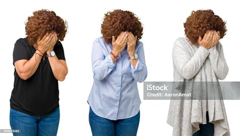 흰색 위에 중 년 고위 여자의 콜라주 우는 동안 손으로 얼굴을 덮고 슬픈 표정으로 배경 고립 우울증의 개념입니다 가리기에 대한