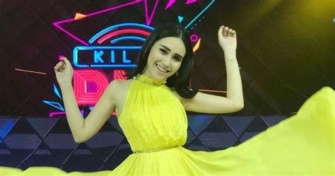 Kenakan Baju Pendek Dan Ketat Ayu Ting Ting Tuai Kritikan Pedas