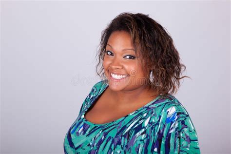 Femme D afro américain Souriant Personnes De Race Noire Image stock Image du noir verticale