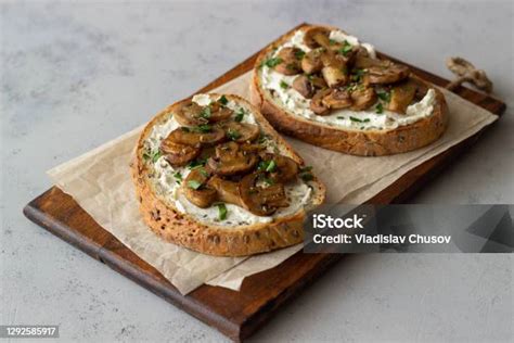 버섯과 화이트 치즈를 곁들인 브루스케타 건강한 식생활 채식 음식 0명에 대한 스톡 사진 및 기타 이미지 0명 갈색 건강한 식생활 Istock