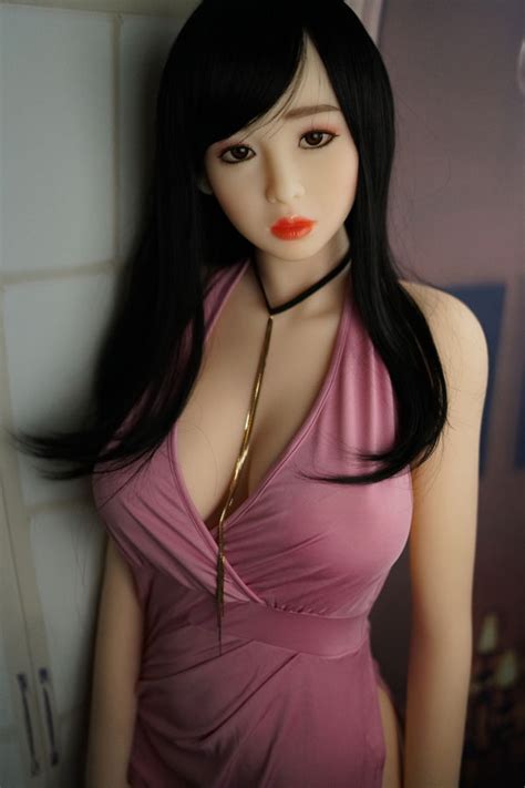 Elizabeth Est Une Belle épouse Japonaise Qui Ressemble à Une Poupée De