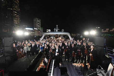 宋思衡化身“海上钢琴师”，在北外滩上演游船音乐会文艺范澎湃新闻 The Paper