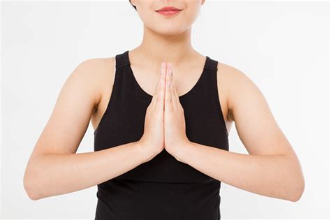 실내에서 명상하는 흰색 옷을 입은 흑인 여성의 손을 클로즈업하여 나마스테 제스처로 팔에 초점을 맞춥니다 모의 공간을 복사합니다