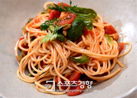 〈스포츠경향〉 미스터m의 요리 올리브토마토 소스로 버무린 냉스파케티