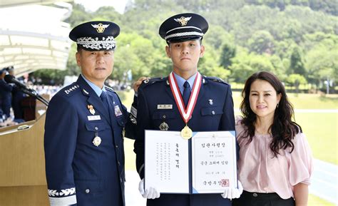 Photo 사진 7장 강도 높은 군사훈련과 군인정신·인성 교육을 거쳐 435명의 정예 공군장교 임관