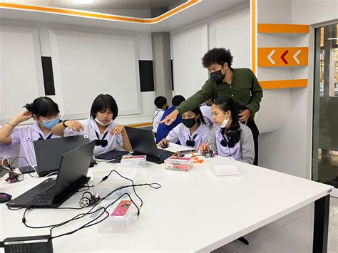 อาจารย์บอล กำลังสอนน้องๆ เรียนหุ่นยนต์ Up Skillasia
