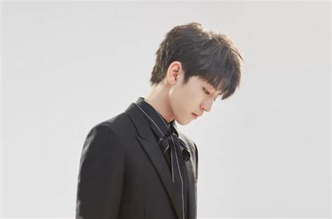 《高能少年团2》定妆照发布 王俊凯、张一山化身“西装少年”帅气出发