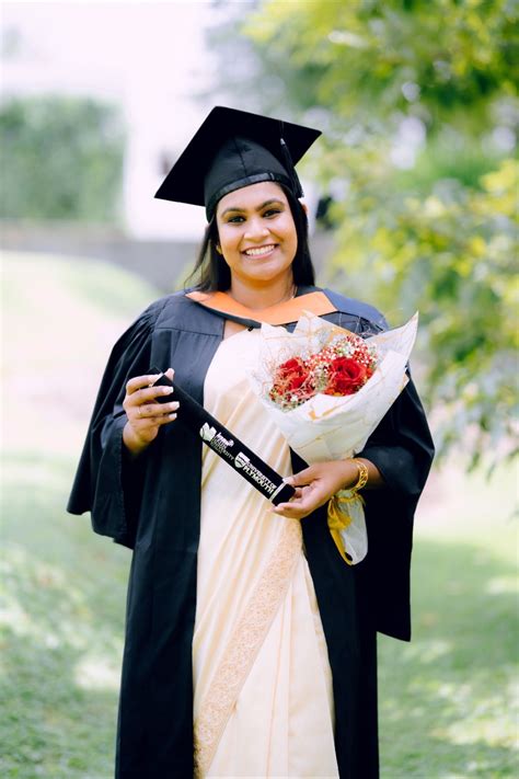 finally i did it 👩‍🎓♥️ officially graduated in bsc hons … heshani