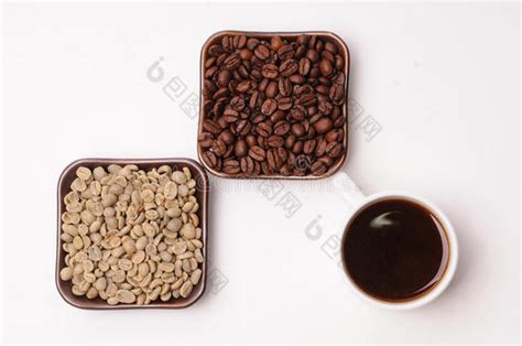 不同阶段咖啡的容器方形碗中的绿色和烤豆白图片 包图网企业站