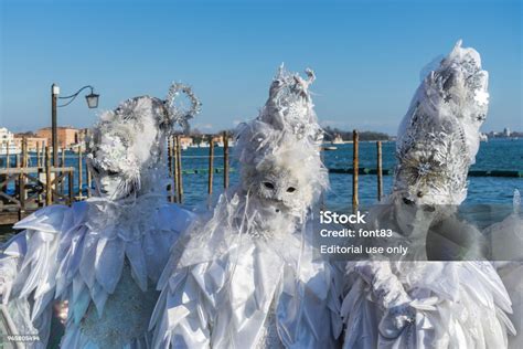 베네치아 카니발 마스크와 베니스 물가 이탈리아에 의상 0명에 대한 스톡 사진 및 기타 이미지 0명 가면 무도회 드레스