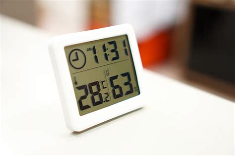 그림은 Lcd 화면에 표시되는 온도 습도 및 시간을 측정하는 장치를 보여줍니다 습도계에 대한 스톡 사진 및 기타 이미지