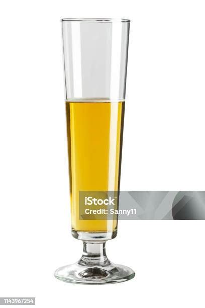 흰색 바탕에 맥주의 절반 유리 전통적인 고 유리 잔의 맥주 3에 대한 스톡 사진 및 기타 이미지 3 Ale 가득 찬