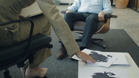 실내 남자 로르샤흐 테스트 사무실 상담 상의 상호 작용 소통 실내 설정 심리 치료사 심리상담 심리치료