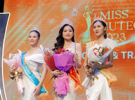 Ngắm nữ sinh viên xinh đẹp trong cuộc thi Miss HUTECH 2023