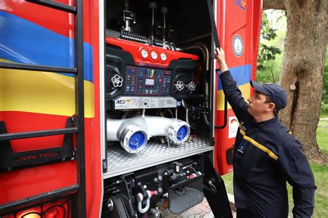 Кличко передав рятувальникам ще один найсучасніший пожежний автомобіль Вечірній Київ