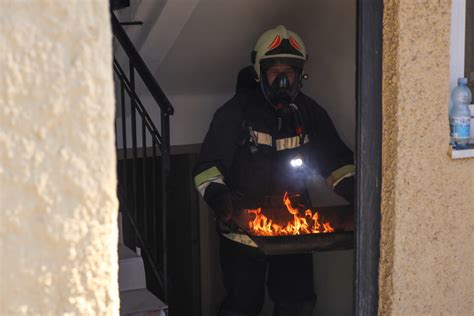 Feuerwehr Und Rauchfangkehrer Bei Ausgedehntem Kaminbrand In Wels