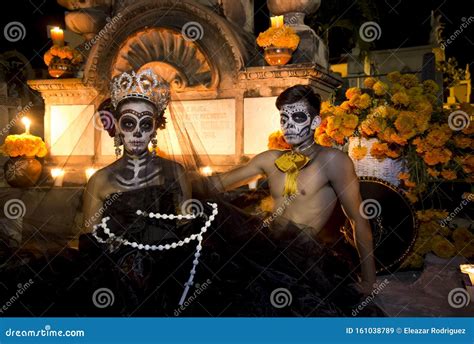 Mexican Catrina And Catrin In A Cementery Editorial Stock Image Image Of Wearing Mexican