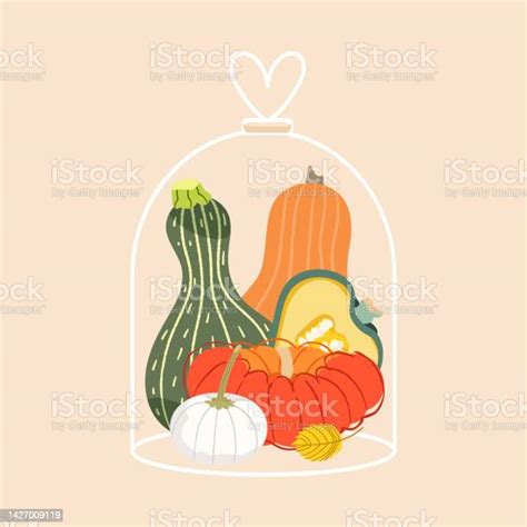 유리 클로체 항아리에 호박 가을 야채 Hygge 분위기 베이지 색 배경에 고립 된 아늑한 가을 추수 감사절 할로윈 장식 물건 홈