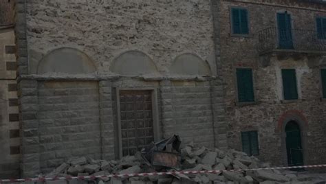 Di Notte Crolla La Facciata Della Chiesa Di Oliveto Nessun Ferito Il